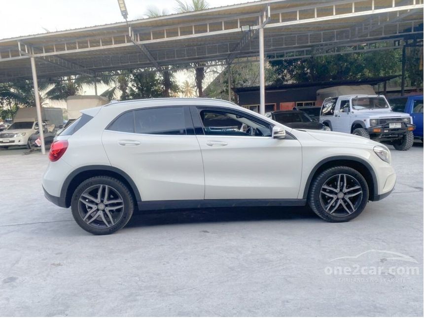 Mercedes-Benz GLA200 2016 W156 (ปี 14-17) Urban 1.6 เกียร์อัตโนมัติ สี ...