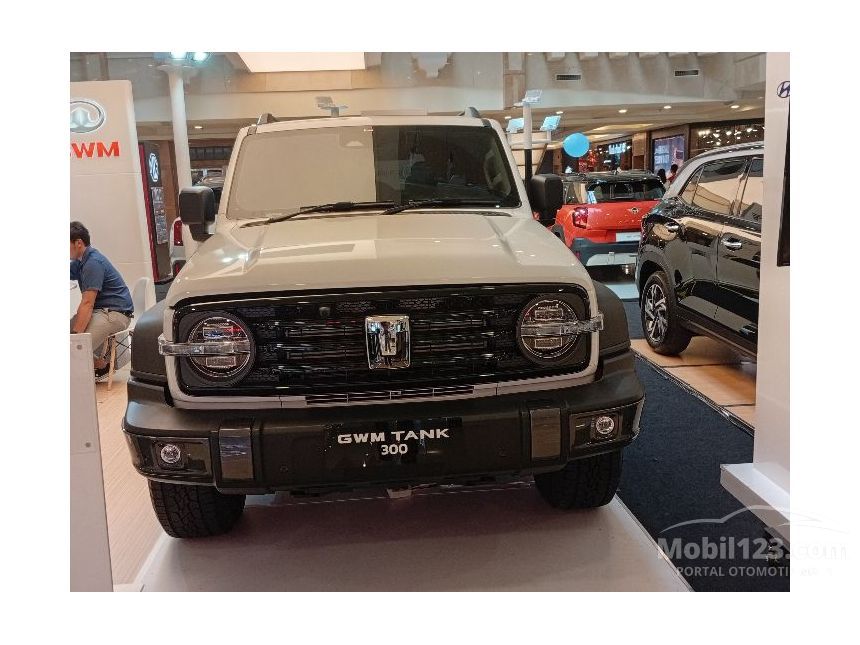 Jual Mobil GWM Tank 2024 300 HEV 2.0 di Jawa Barat Automatic SUV Putih ...