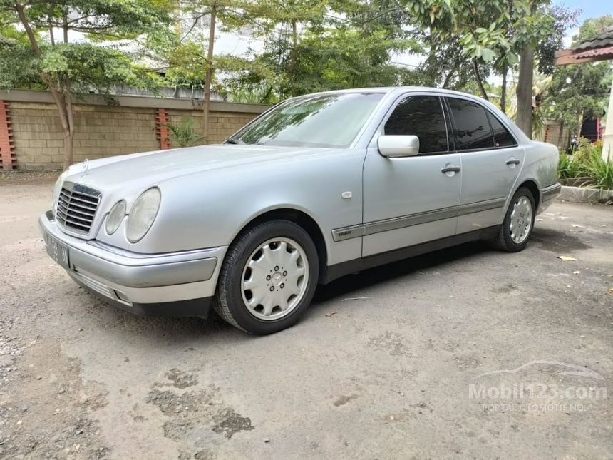 Jual Mobil Mercedes-Benz E320 1998 W210 3.2 Automatic 3.2 di Jawa Barat Automatic Sedan Silver ...