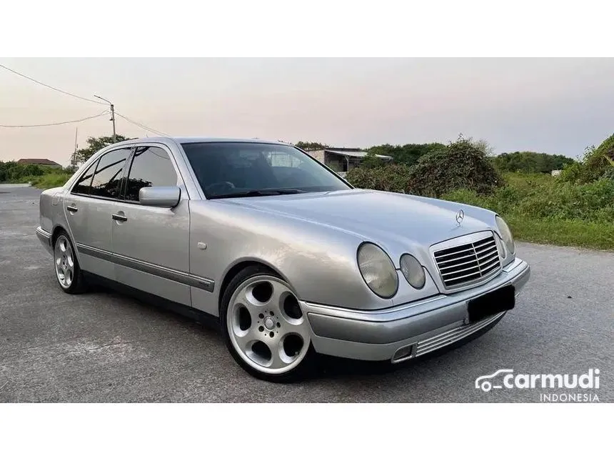 Jual Mobil Mercedes-Benz E320 1997 W210 3.2 Automatic 3.2 di Jawa Timur Automatic Sedan Silver ...