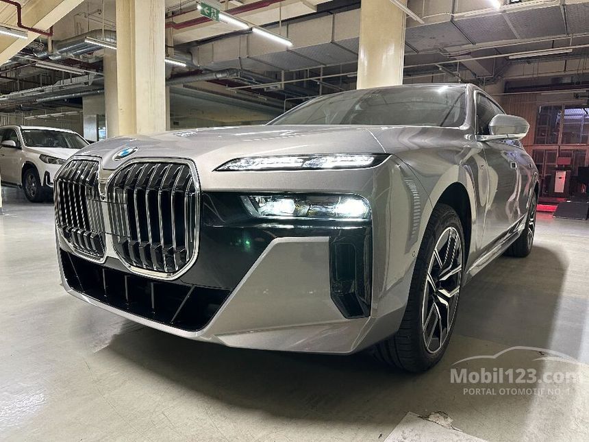 Jual Mobil BMW 735i 2024 M Sport 3.0 di DKI Jakarta Automatic Sedan Abu ...
