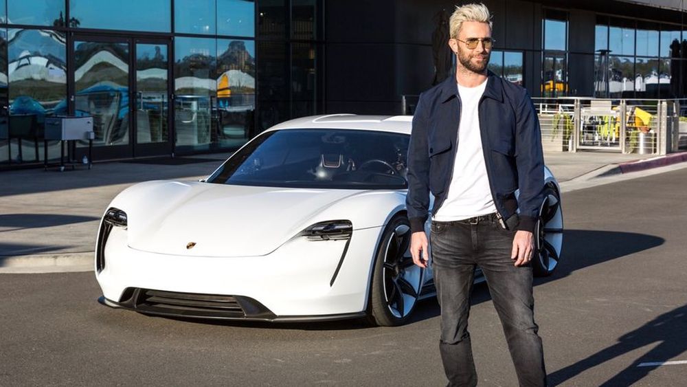 เมื่อ Adam Levine นักร้องนำวง Maroon 5 ได้ลองขับ Porche Mission E ...