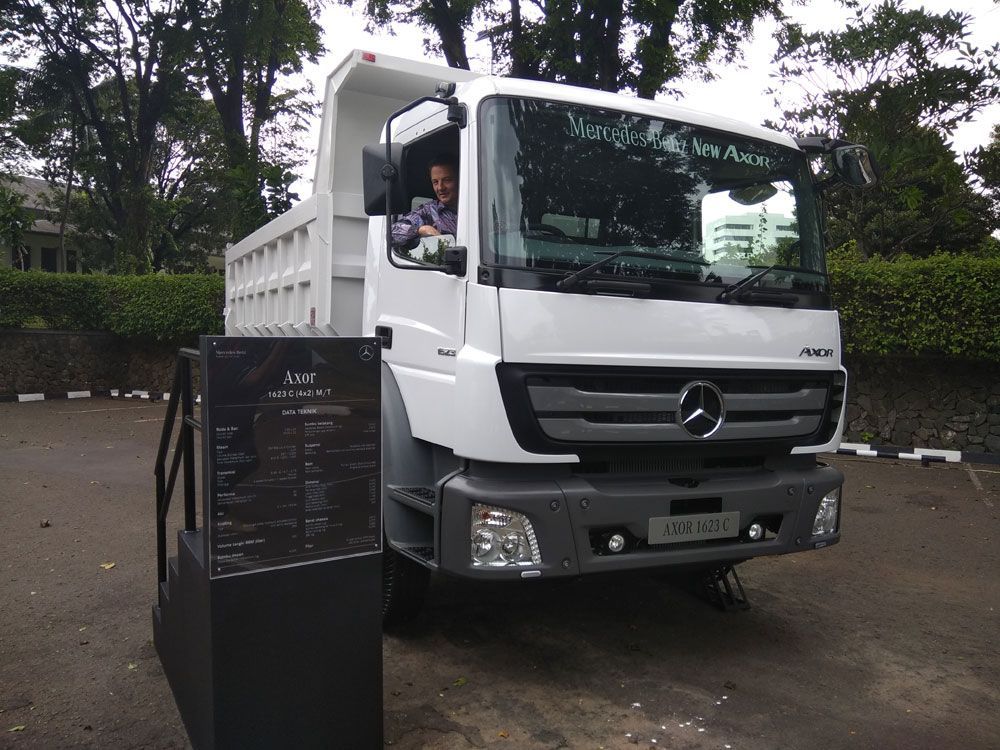 Penjualan Bus dan Truk Mercedes-Benz Naik Dua Kali Lipat di 2018 ...