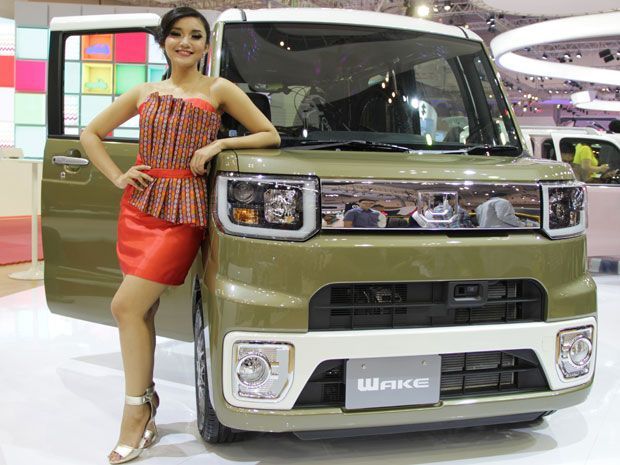 6 Baju SPG Paling Menarik di GIIAS 2015 - Berita Otomotif | Mobil123