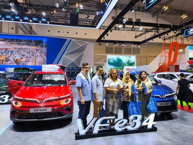 VinFast Indonesia Resmi Serahkan 50 Unit VF e34 ke Tangan Konsumen di GIIAS 2024 - Mobil Listrik ...