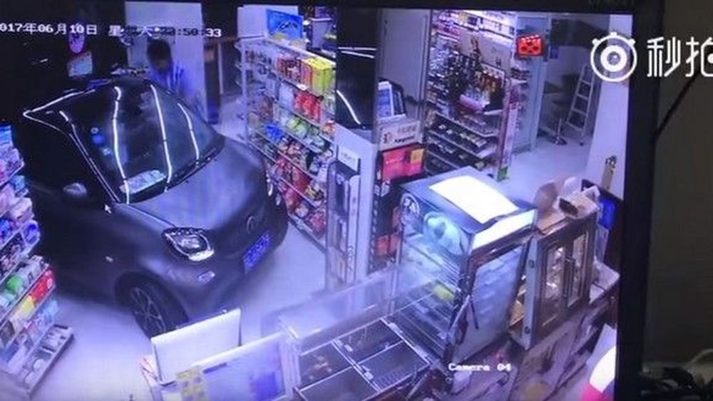 ชมวีดีโอ Lewis Hamilton ประทับใจสมรรถนะ 2014 Mercedes-Benz CLA-Class ...