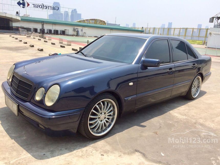Jual Mobil Mercedes-Benz E230 1997 W210 2.3 Automatic 2.3 di DKI ...
