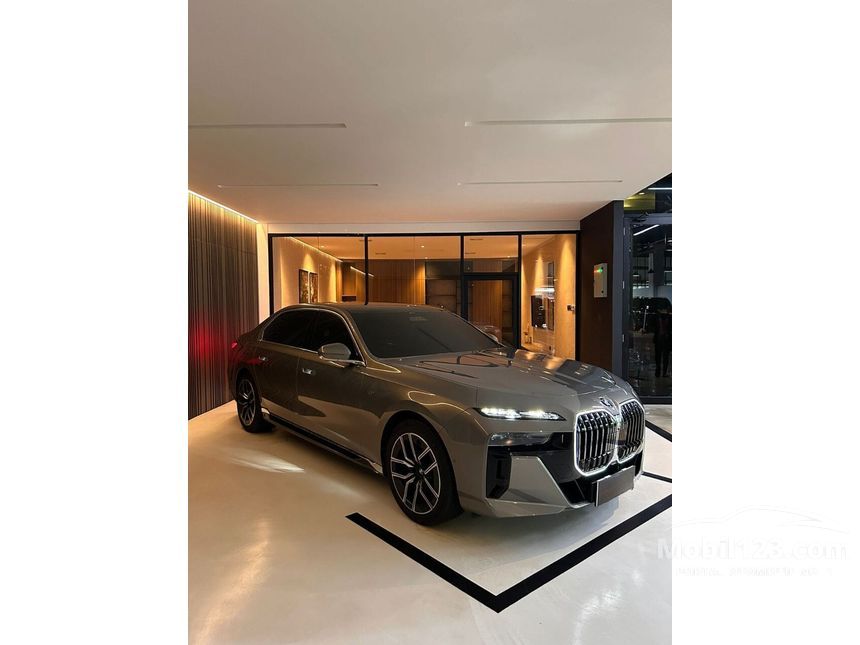 Jual Mobil BMW 735i 2023 M Sport 3.0 di Banten Automatic Sedan Abu-abu ...