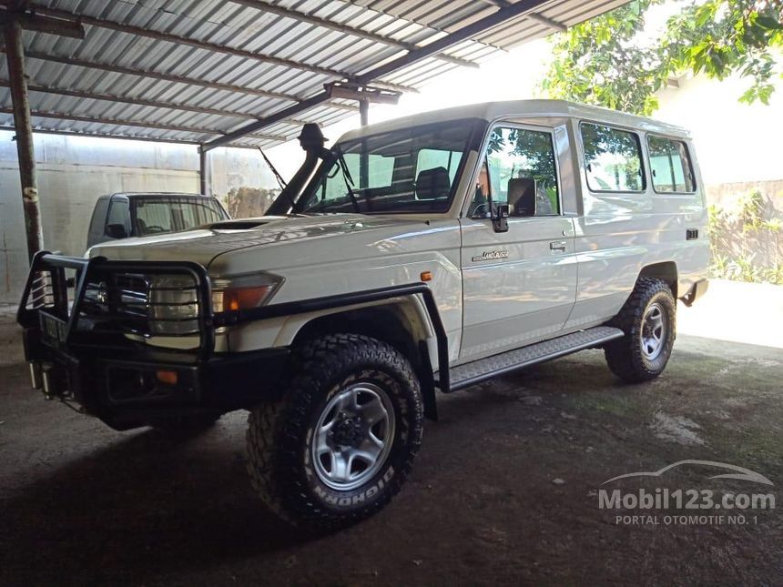 Jual Mobil Toyota Land Cruiser 2012 LC70 V8 4.5 Manual 4.5 di Jawa Tengah Manual SUV Offroad 4WD ...