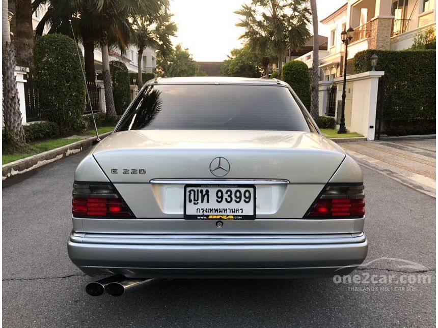 Mercedes-Benz 220E 1993 2.2 in กรุงเทพและปริมณฑล Automatic Sedan สีเงิน ...