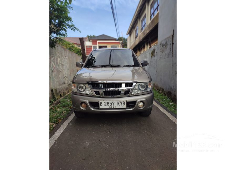 Jual Mobil Isuzu Panther 2012 LS Front Facing H 2.5 di Jawa Barat ...