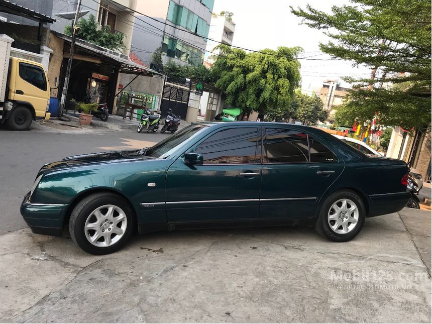 Jual Mobil Mercedes-Benz E320 1998 W210 3.2 Automatic 3.2 di DKI ...