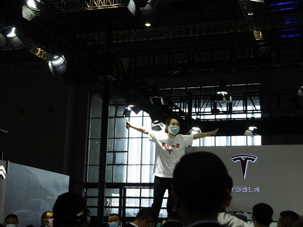 Protes, Konsumen Tesla Naik ke Atap Mobil di Tengah Pameran Otomotif ...