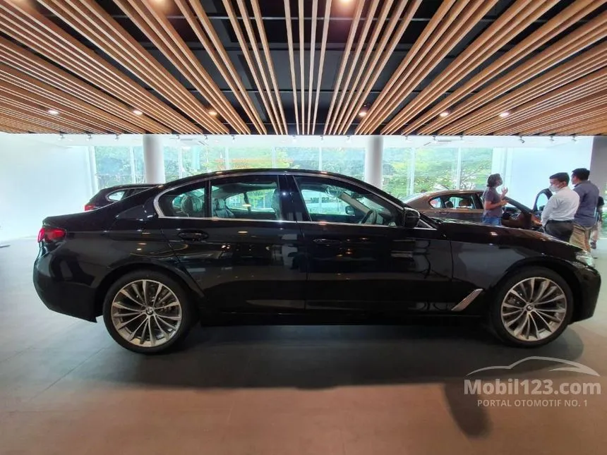 Jual Mobil BMW 530i 2022 Opulence 2.0 di DKI Jakarta Automatic Sedan ...