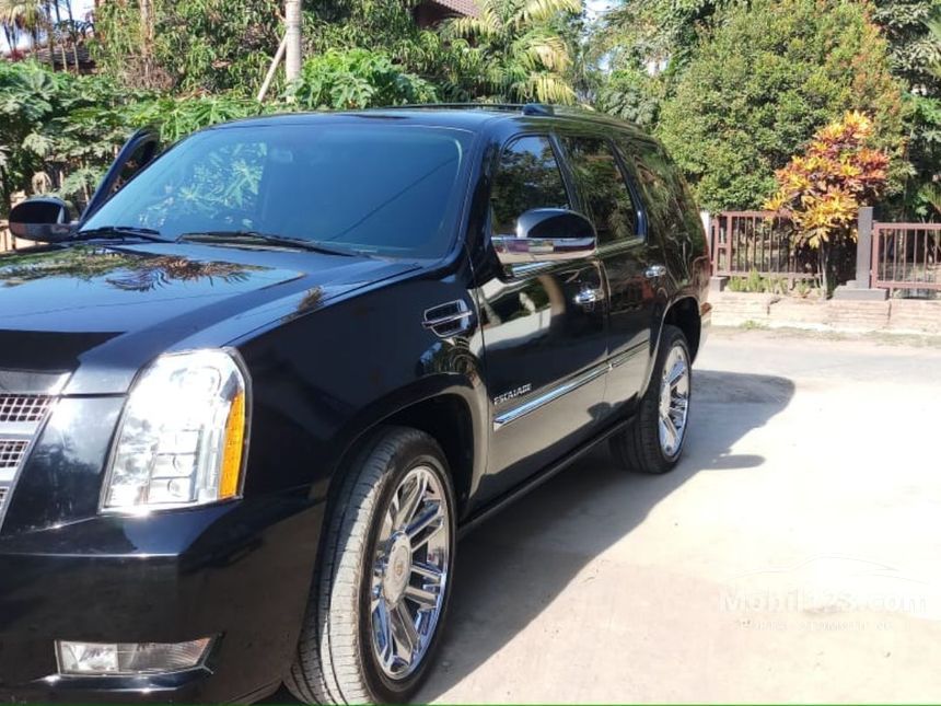 Jual Mobil Cadillac Escalade 2011 Platinum 6.2 di Jawa Timur Automatic ...
