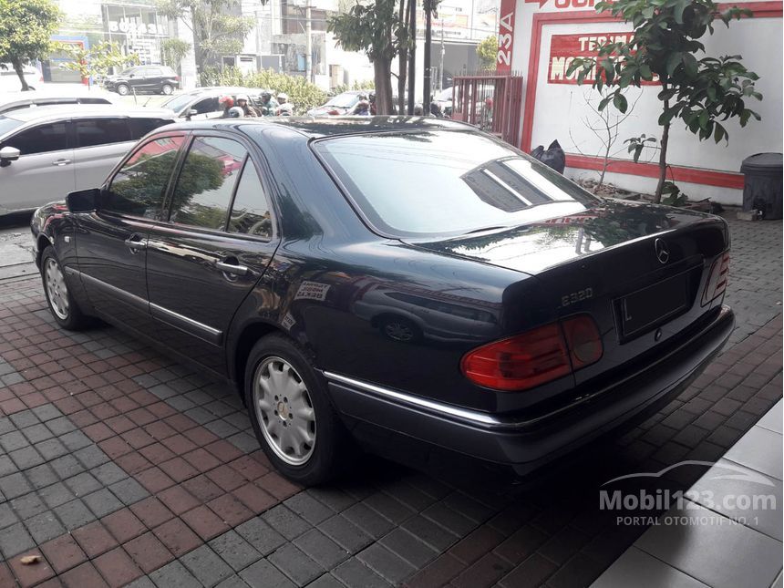 Jual Mobil Mercedes-Benz E320 1998 W210 3.2 Automatic 3.2 di Jawa Timur Automatic Sedan Hitam Rp ...