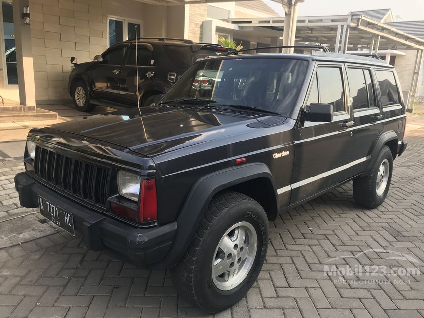 Jual Mobil Jeep Cherokee 1995 4.0 di Jawa Tengah Automatic SUV Abu-abu ...